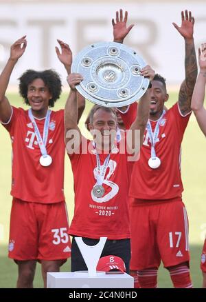 WOLFSBURG - Joshua Zirkzee and national coach Ronald Koeman during a ...