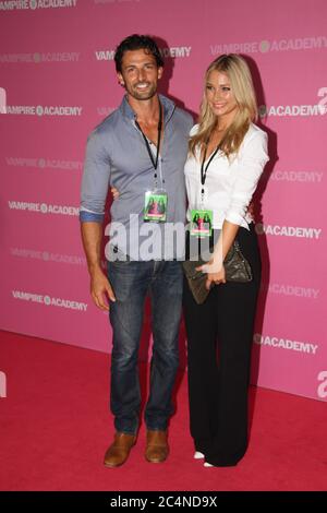 Tim Robbards and Anna Heinrich (The Bachelor) arrive on the red carpet ...