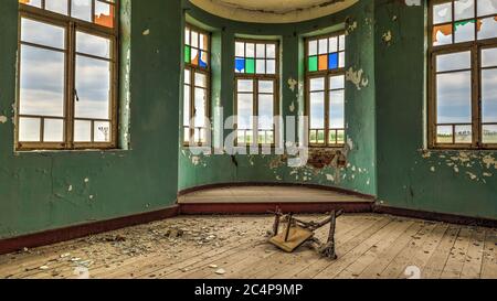An abandoned old house almost ready to collapse Stock Photo - Alamy