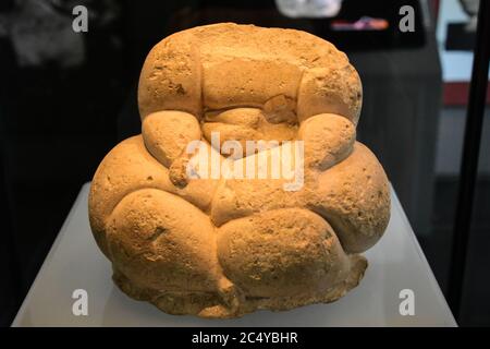 Fat lady goddess stone statue from Tarxien temple, National Museum of ...