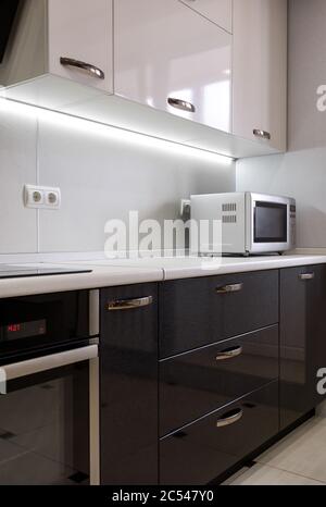 Bright and modern kitchen design Stock Photo - Alamy