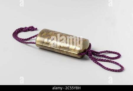 'Inro met decor van bladeren' is an item displayed in the Rijksmuseum ...