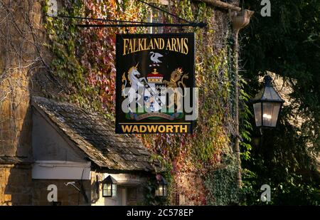 Falkland Arms pub in Great Tew in the in the snow. Great Tew, Cotswolds ...