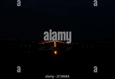 night runway before take-off Stock Photo - Alamy