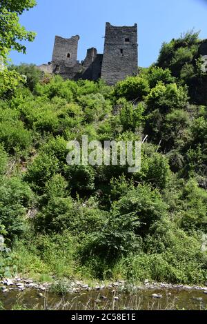 castle ruin in the Eifel: Niederburg Manderscheid Stock Photo - Alamy