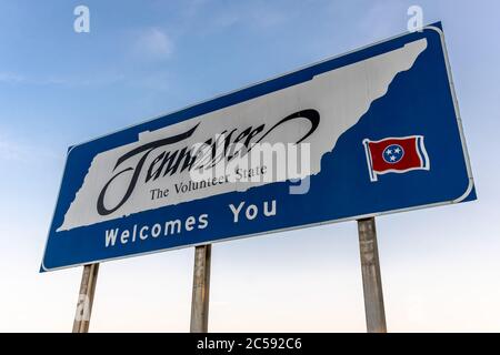 Welcome to Tennessee - road sign on the highway Stock Photo - Alamy