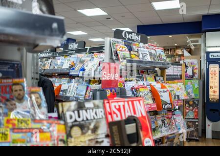 Magazine rack, newspapers, supermarket Stock Photo - Alamy