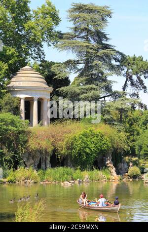 LAKE AND ROTUNDA, LAKE DAUMESNIL, BOIS DE VINCENNES, PARIS, ILE DE ...