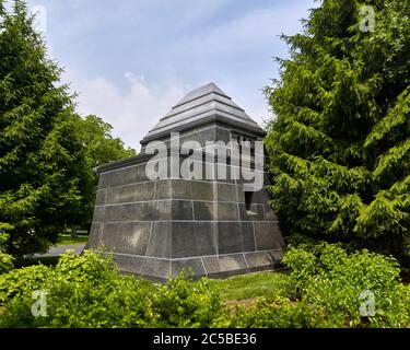 Tomb of Martin Ryerson at Graceland Cemetery - designed by Louis ...