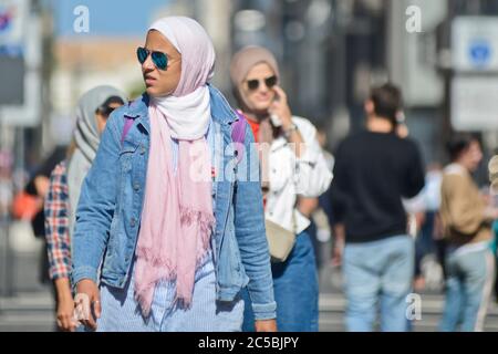 Muslim girls in Via Sparano da Bari. Bari, Italy Stock Photo - Alamy