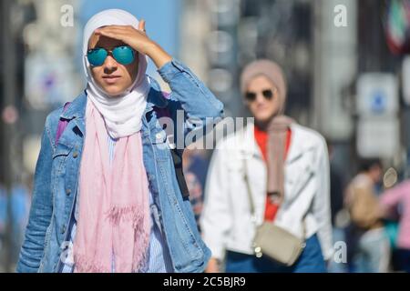 Muslim girls in Via Sparano da Bari. Bari, Italy Stock Photo - Alamy