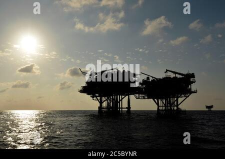 The oil rig in the gulf of Thailand Stock Photo - Alamy