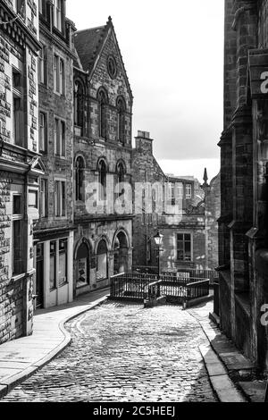 Narrow cobbled alley, Edinburgh, Old Town, Scotland, UK Stock Photo - Alamy