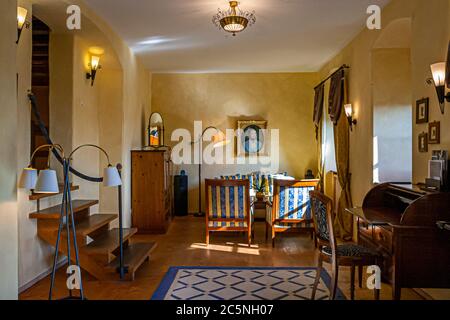 The largest suite of the house is "Count Schall" in the keep of the ...