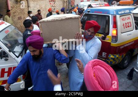 Sikh Funeral Coffin In Gurdwara People Praying Stock Photo - Alamy