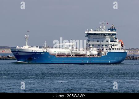 The tanker Fure West will leave the port of Rotterdam on May 30, 2020 ...