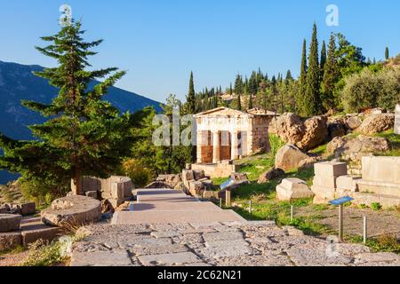 DELPHI ANCIENT TOWN & SEAT OF THE MOST IMPORTANT GREEK TEMPLE & ORACLE ...