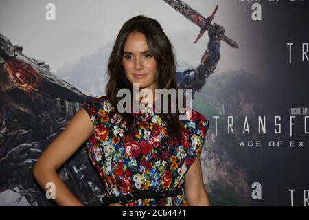 Home & Away actress Cassie Howarth walks the red carpet at the ...