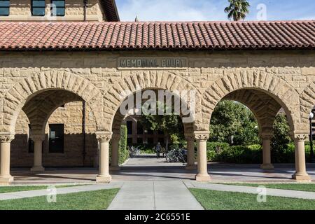 The historic arches in the campus of Stanford University, in Bay Area ...