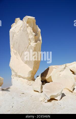 The limestone formation in White desert, Sahara, Egypt Stock Photo - Alamy