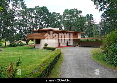 The Gordon House, designed by Frank Lloyd Wright, in Silverton, Oregon ...
