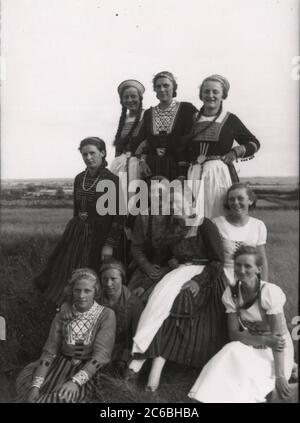 Traditional costumes and folk dance Heinrich Hoffmann Photographs 1934 ...