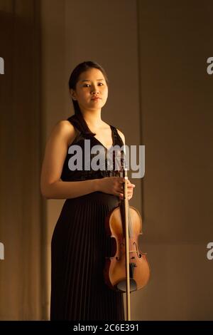 front view portrait of a violinist woman Stock Photo - Alamy
