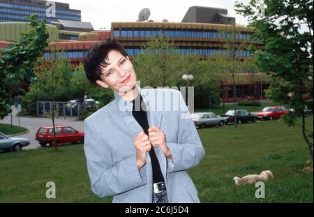 Raphaela Dell, neue Programmsprecherin beim ZDF in Mainz mit ihrem Hund ...