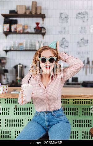 Stylish k-pop girl in sunglasses, asian woman blowing air kiss at ...