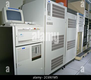 Vintage 1990s computer room - 1990 Computer room Stock Photo - Alamy