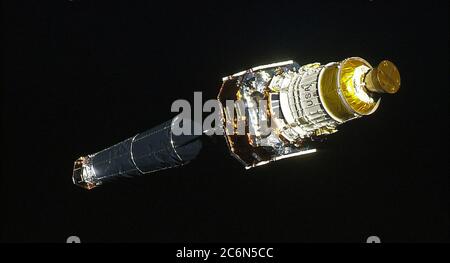 Chandra X-ray Observatory inside the Space Shuttle payload bay Stock ...