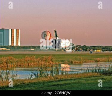 STS-89 Endeavour landing Stock Photo - Alamy