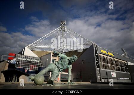 The Tom Finney statue outside Deepdale Stock Photo - Alamy