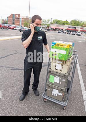 Person delivering curbside groceries at Lunds & Byerlys store wearing ...