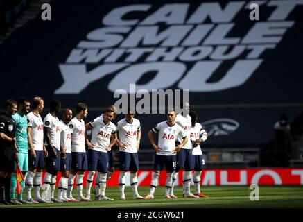 Tottenham Hotspur players ahead of kick off during the Premier League ...