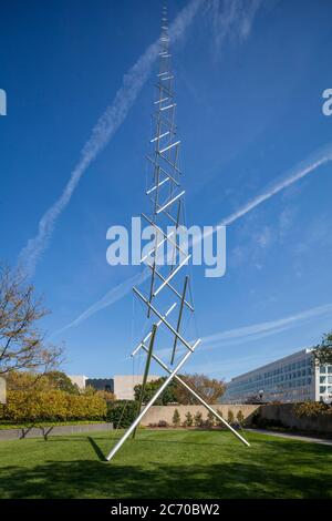 Needle Tower by sculptor Kenneth Snelson, Hirshhorn Museum and ...