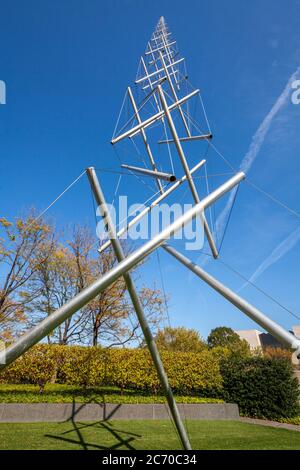 Needle Tower by sculptor Kenneth Snelson, Hirshhorn Museum and ...