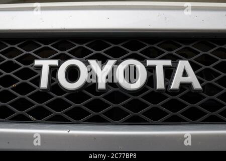 Toyota logo label closeup Stock Photo - Alamy
