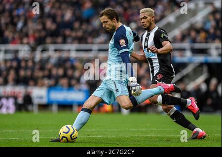 Joelinton Of Newcastle United under pressure from Saša Lukić Of Fulham ...