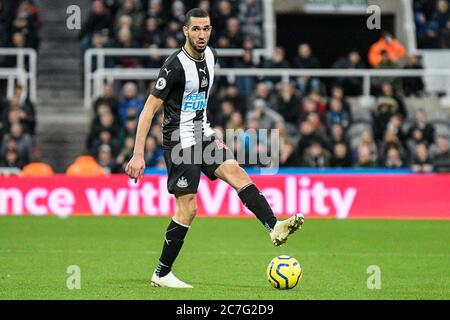 Nabil Bentaleb of Newcastle United in action with KennyMcLean of ...