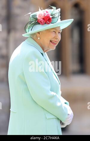 Queen Elizabeth II talks Captain Sir Thomas Moore and his family after ...