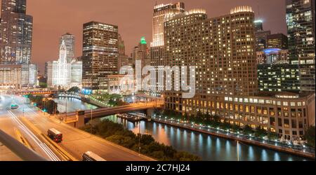 Chicago skyline - High water level in Lake Michigan causes water to ...