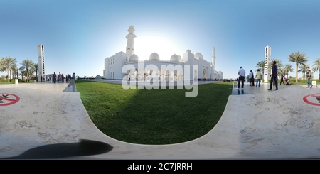 360° view of Abu Dhabi - Sheikh Zayed Mosque - Alamy