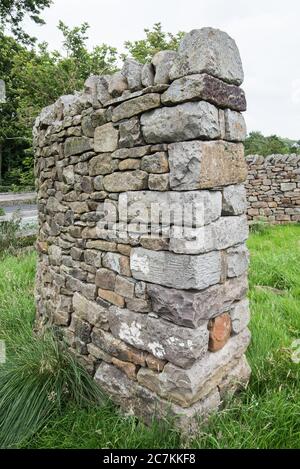Curved stone walling Yorkshire Stock Photo - Alamy