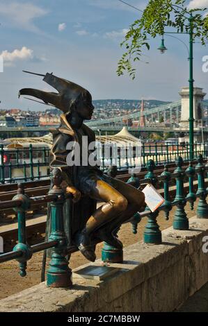 Little Princess statue at the Danube Promenade and Royal Palace (18th c ...