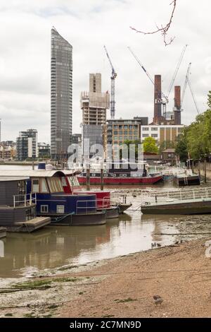Floating homes and houseboats at Chelsea Reach, Cheyne Walk, London ...