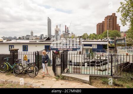 Chelsea Yacht and Boat Company Floating homes at Chelsea Reach, London ...