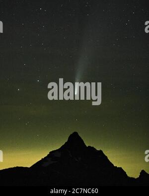Stars and Comet Neowise over Mount Hood, Oregon, USA Stock Photo - Alamy
