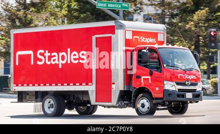 Staples delivery truck - USA Stock Photo - Alamy