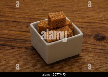 Brown cane sugar cubs in the bowl Stock Photo - Alamy